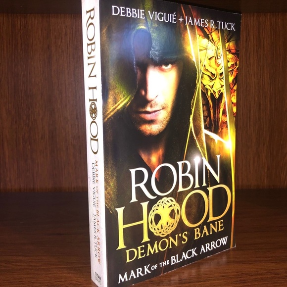 Accents | Robin Hood Mark Of The Black Arrow | Poshmark